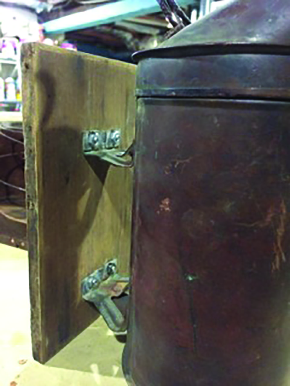 Repairing A Leather Bellows Smoker | Bee Culture